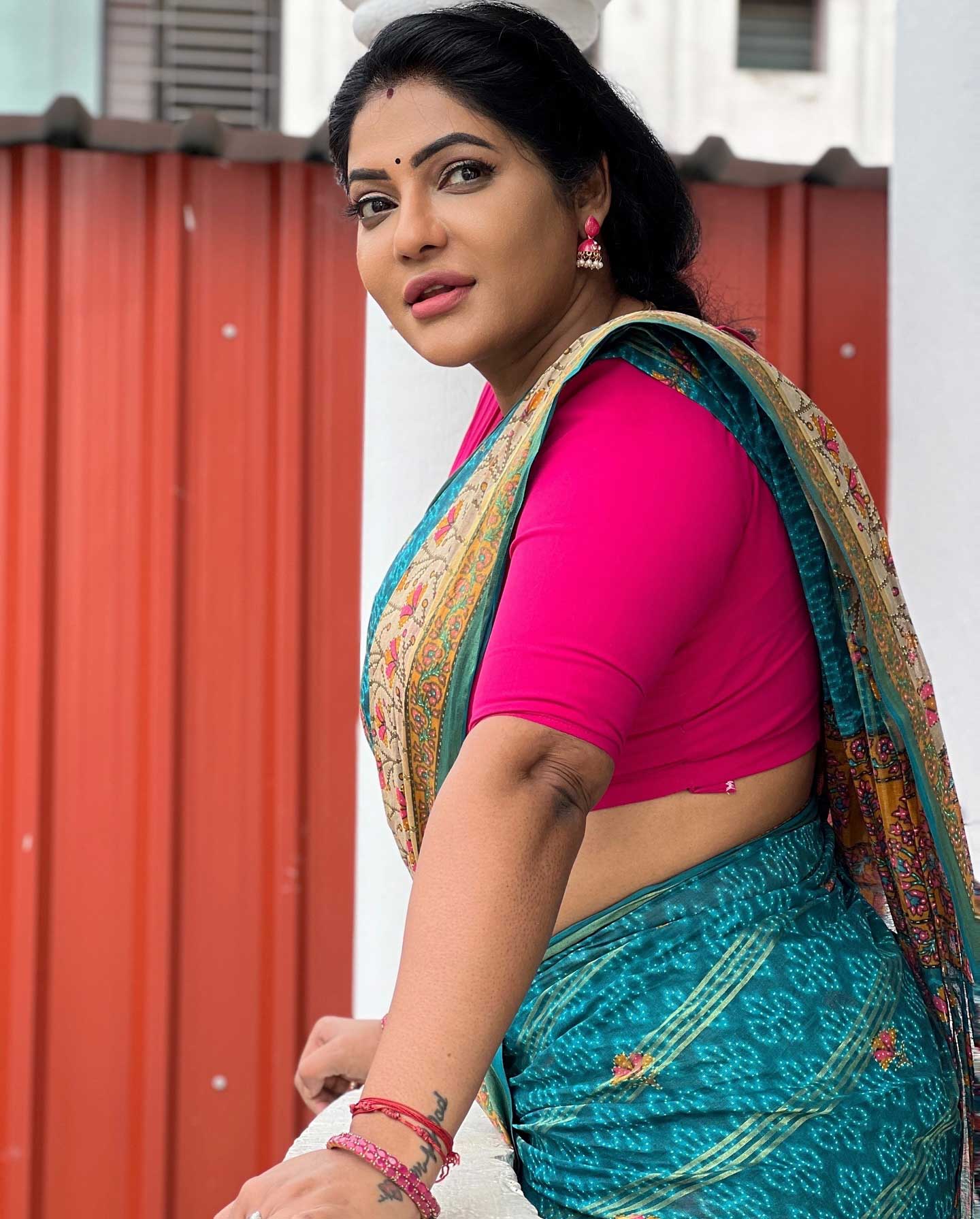 Reshma Pasupuleti: చీరలో నడుము అందాలు కనిపించేలా రేష్మ పసుపులేటి ఫోజులు ...