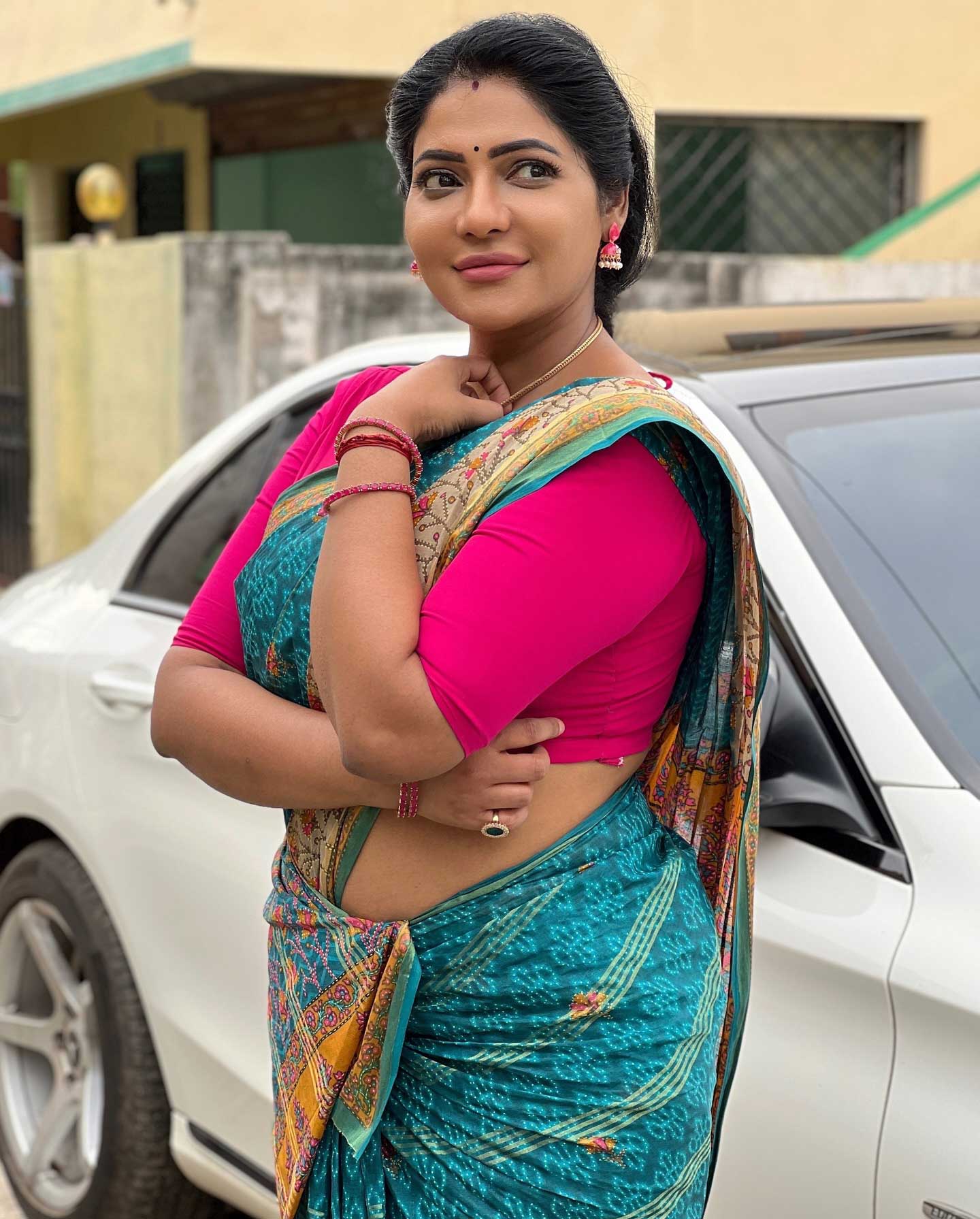 Reshma Pasupuleti: చీరలో నడుము అందాలు కనిపించేలా రేష్మ పసుపులేటి ఫోజులు ...