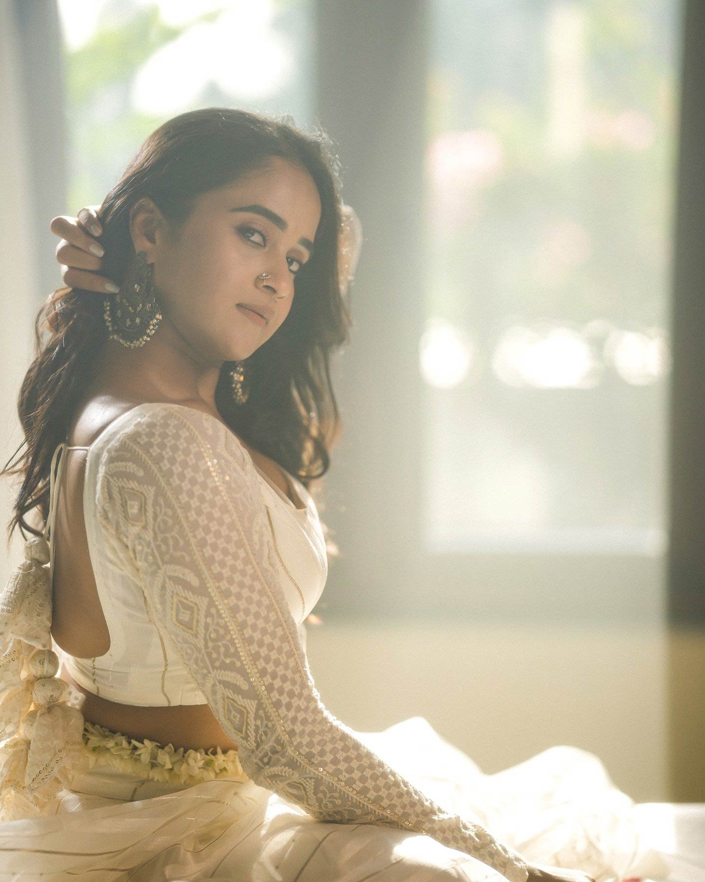 బెడ్‌పై రెచ్చిపోయిన బిగ్ బాస్ బ్యూటీ: ఎద అందాలు చూపిస్తూ ఫోజులు ...