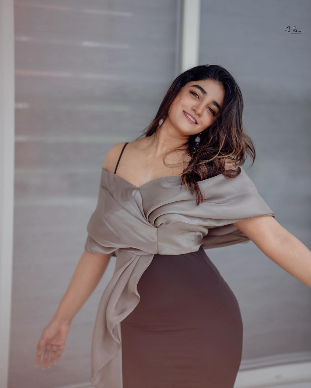 ట్రెండీ వెర్ లో వయ్యారాలు ఒలకబోస్తున్న డింపుల్ హయతి (ఫొటోలు ...