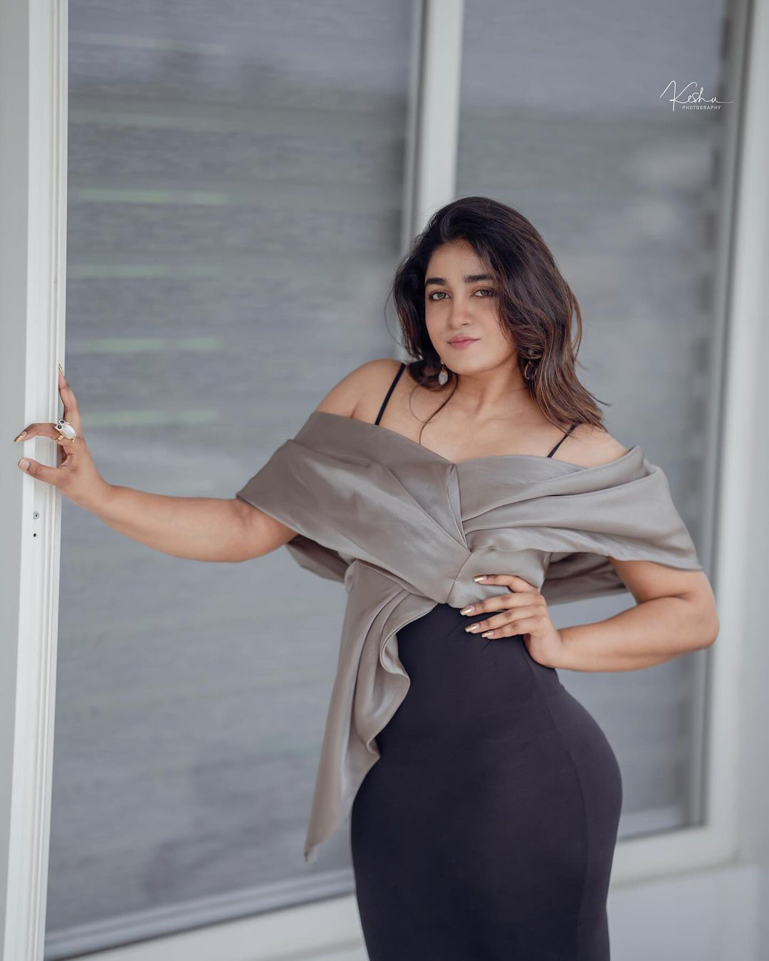 ట్రెండీ వెర్ లో వయ్యారాలు ఒలకబోస్తున్న డింపుల్ హయతి (ఫొటోలు ...