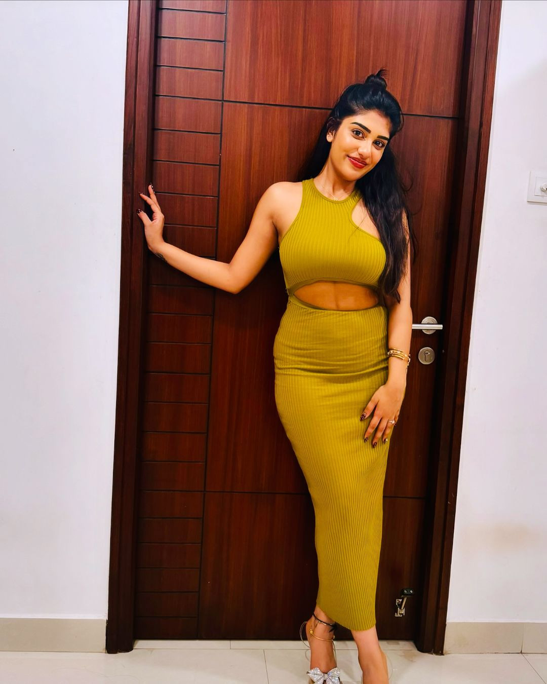 స్టన్నింగ్ లుక్స్⁬తో సుప్రిత అరాచకం: టైట్ డ్రెస్సులో హాట్ హాట్ గా ఫోజులు | Actress Surekha Vani ...