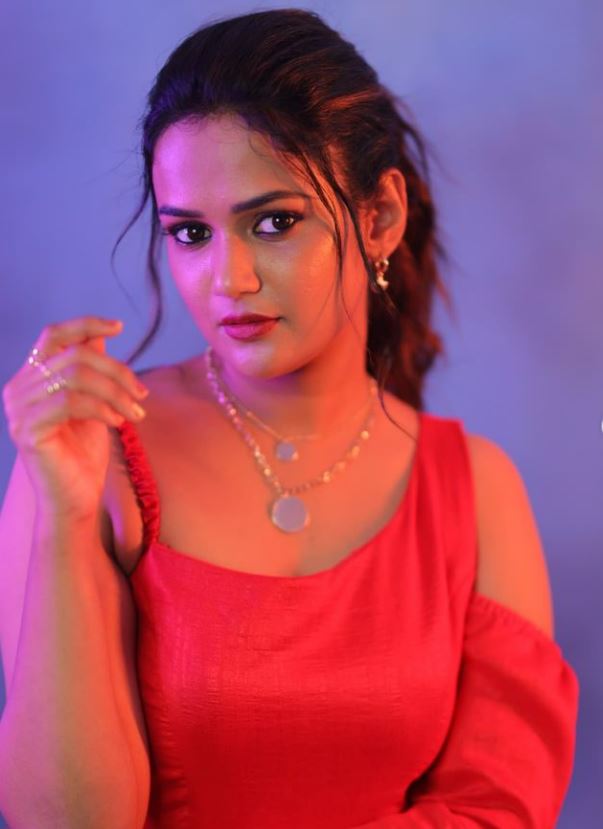 Ariyana Glory: ఎర్ర మిర్చిలా ఆరియానా మంటలు.. చినిగిన ప్యాంటులో అందాల ...
