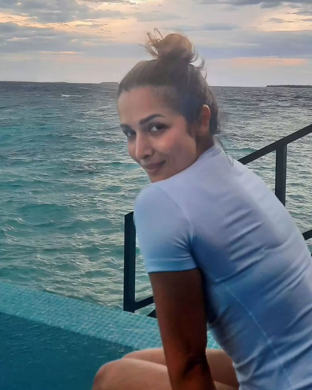 50 வயது அதிசயம்.. தக்க தையா தையா குத்தாட்ட நடிகையின் ஜாலி டூர் ...