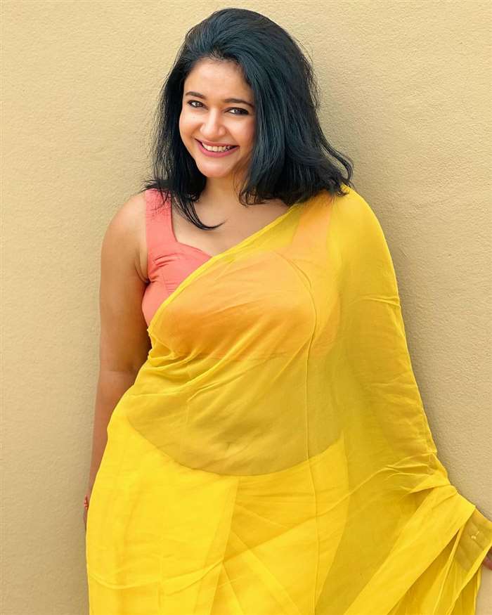Poonam Bajwa Photos | Poonam Bajwa Latest HD Pics |Poonam Bajwa New ...