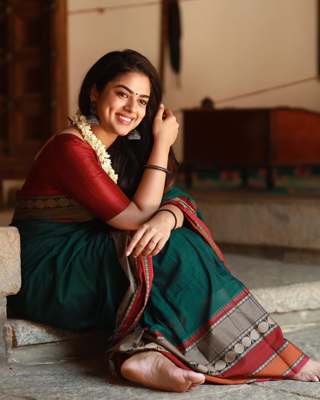 மண் குடிசை வாசலிலே.. மல்லிப்பூ வச்சு காத்து நிற்கும் சித்தி இத்னானி.. செம பிக்ஸ்! | Siddhi ...