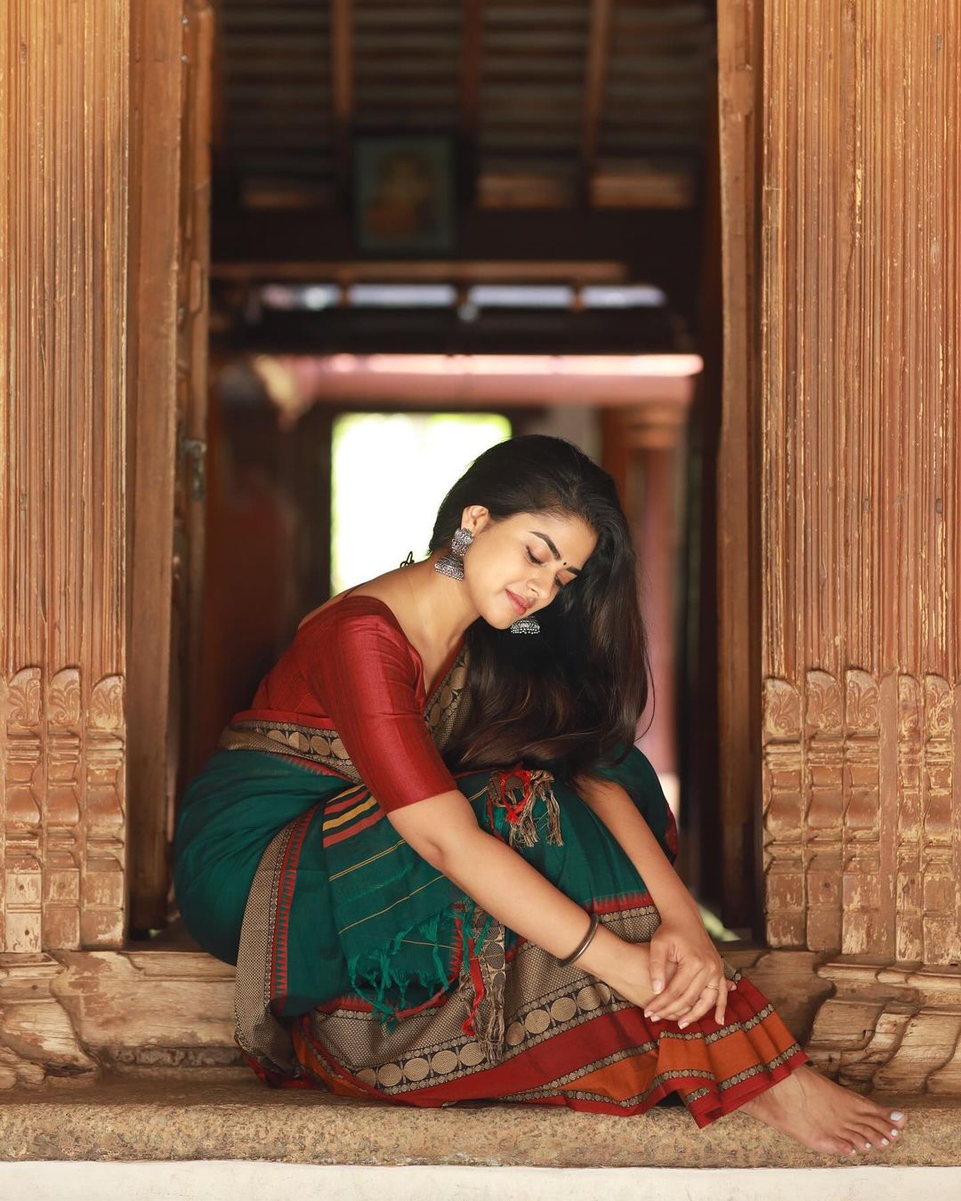 மண் குடிசை வாசலிலே.. மல்லிப்பூ வச்சு காத்து நிற்கும் சித்தி இத்னானி.. செம பிக்ஸ்! | Siddhi ...