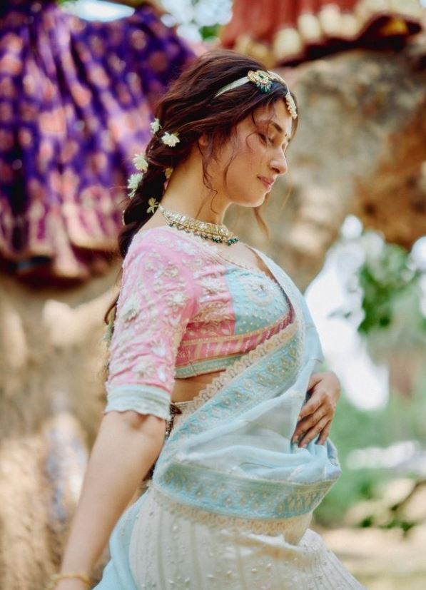 Tamannaah Bhatia: అందాలతో తమన్నా దాడి.. పరువాలన్నీ బయటపెట్టేసి మరీ ...