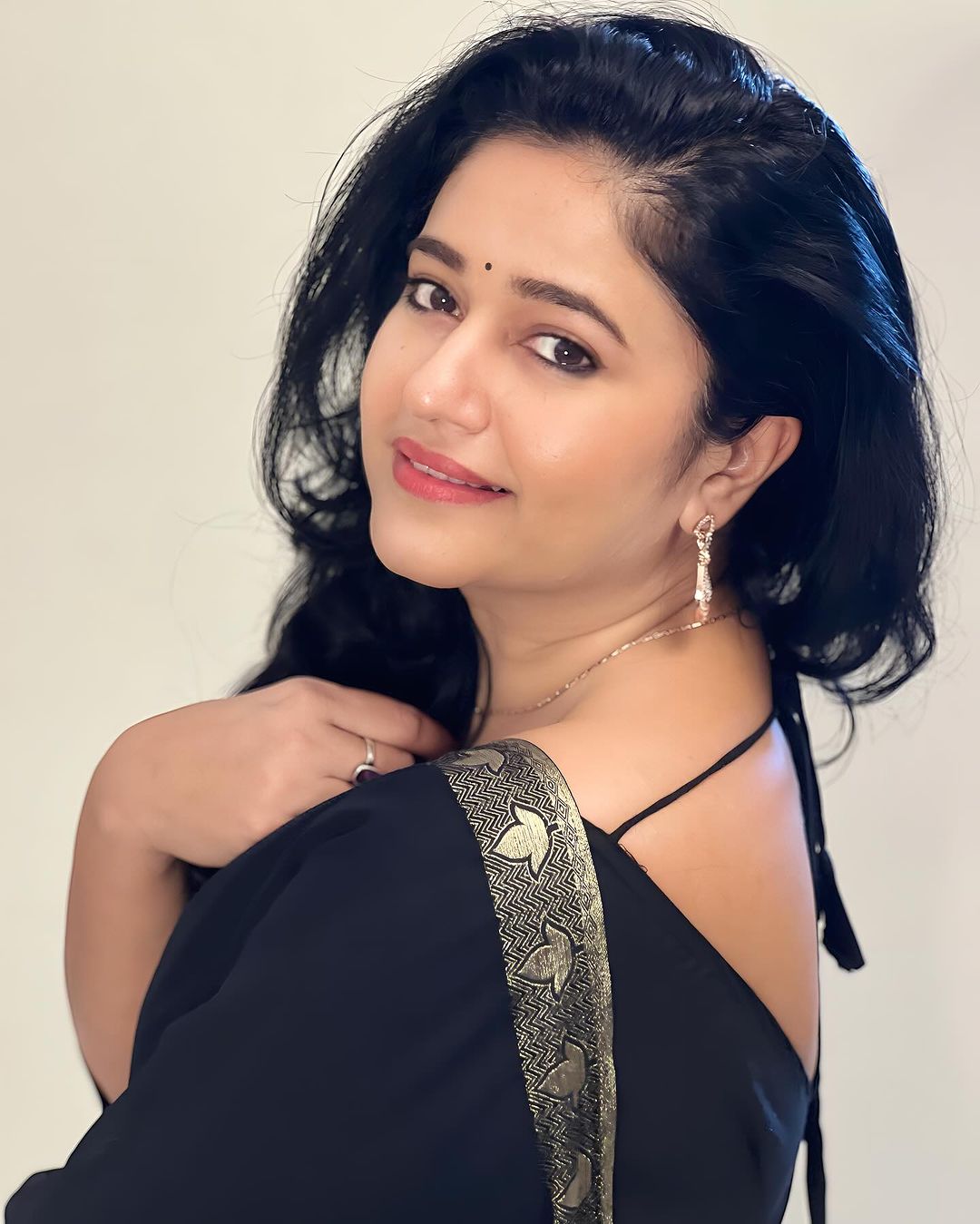 Actress Poonam Bajwa Photos: పూనం బజ్వా పైట చాటు పరువాలు .. ఘాటు ...