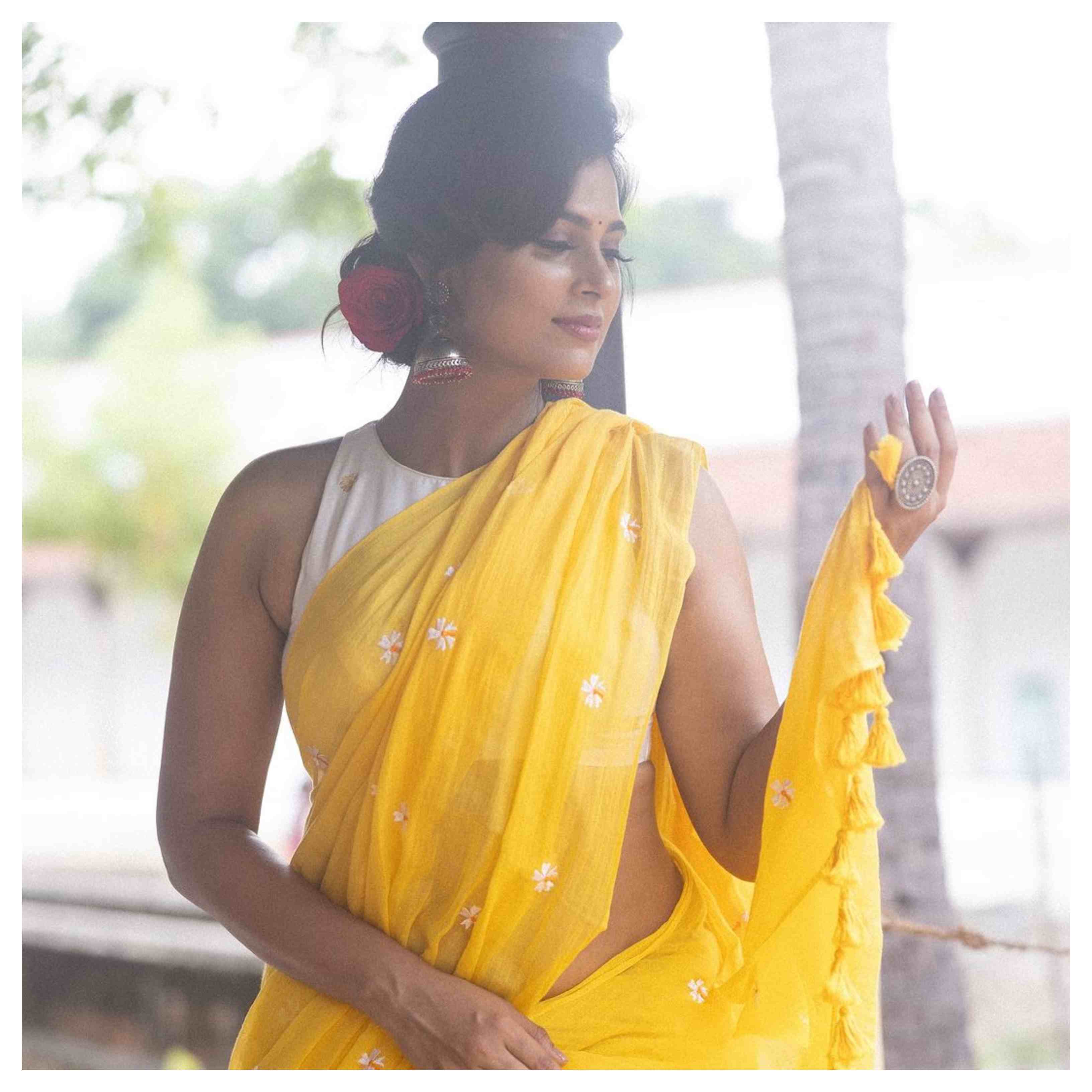 அட என்னடா ஜாக்கெட் இது..சைடு இடுப்பை காட்டி போஸ் கொடுத்த ரம்யா ...