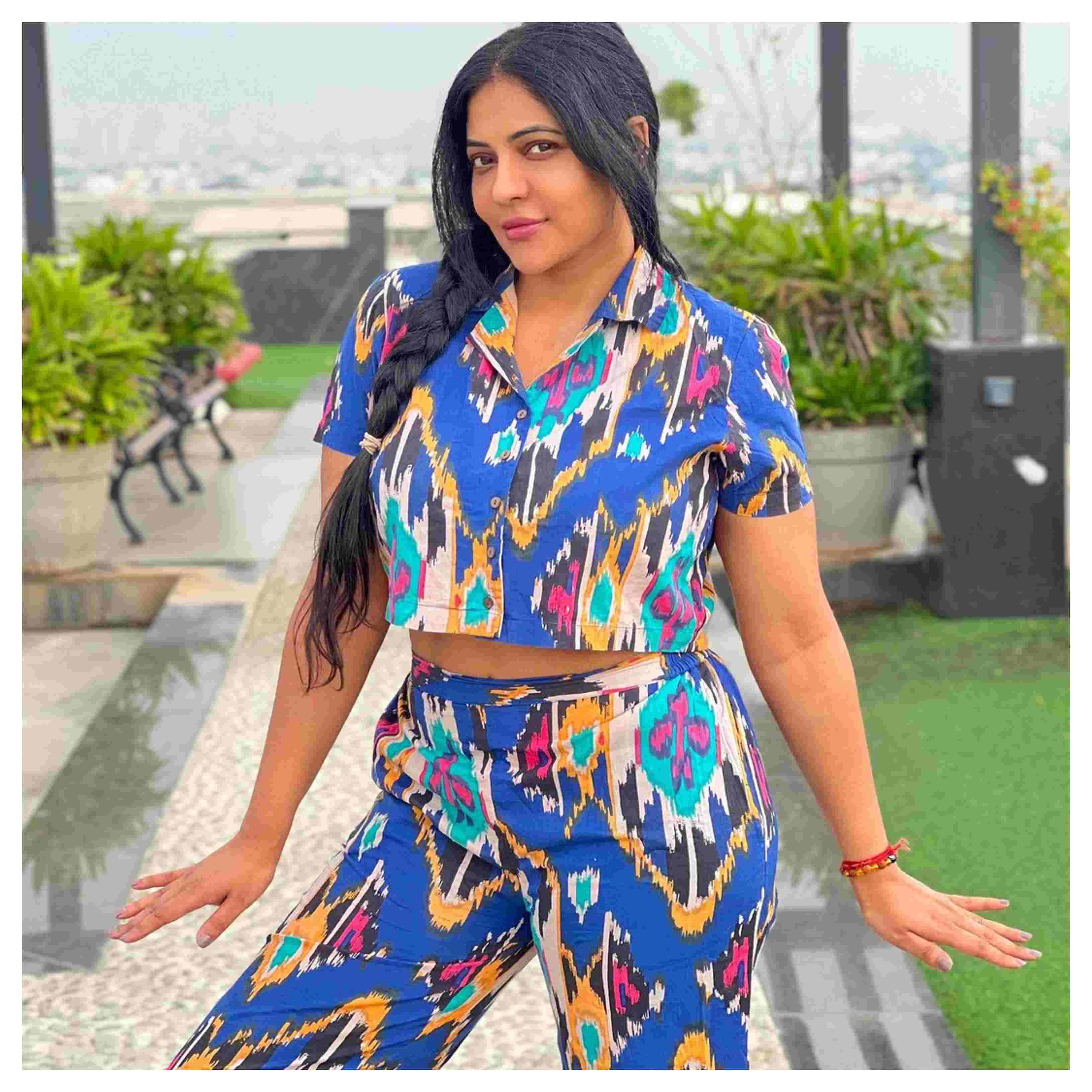 45 வயசுனு சொன்னா யாரும் நம்ப மாட்டாங்க.. கொள்ளை அழகில் இளசுகளை சுண்டி ...