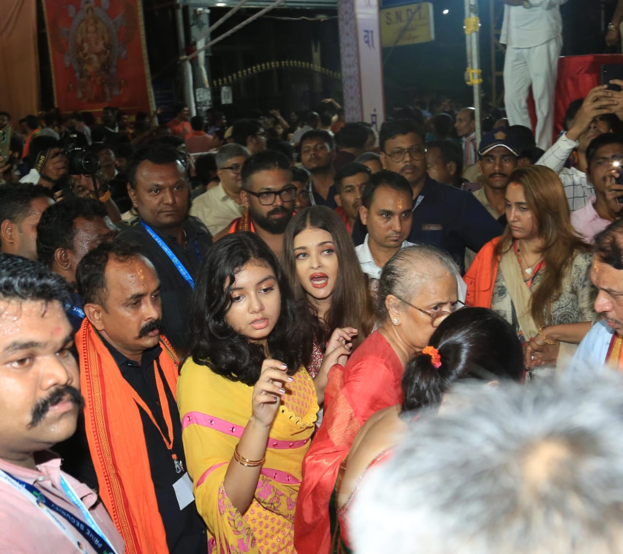 Aishwarya Rai Attends GSB Ganpati Darshan with Mom and Daughter - Filmibeat