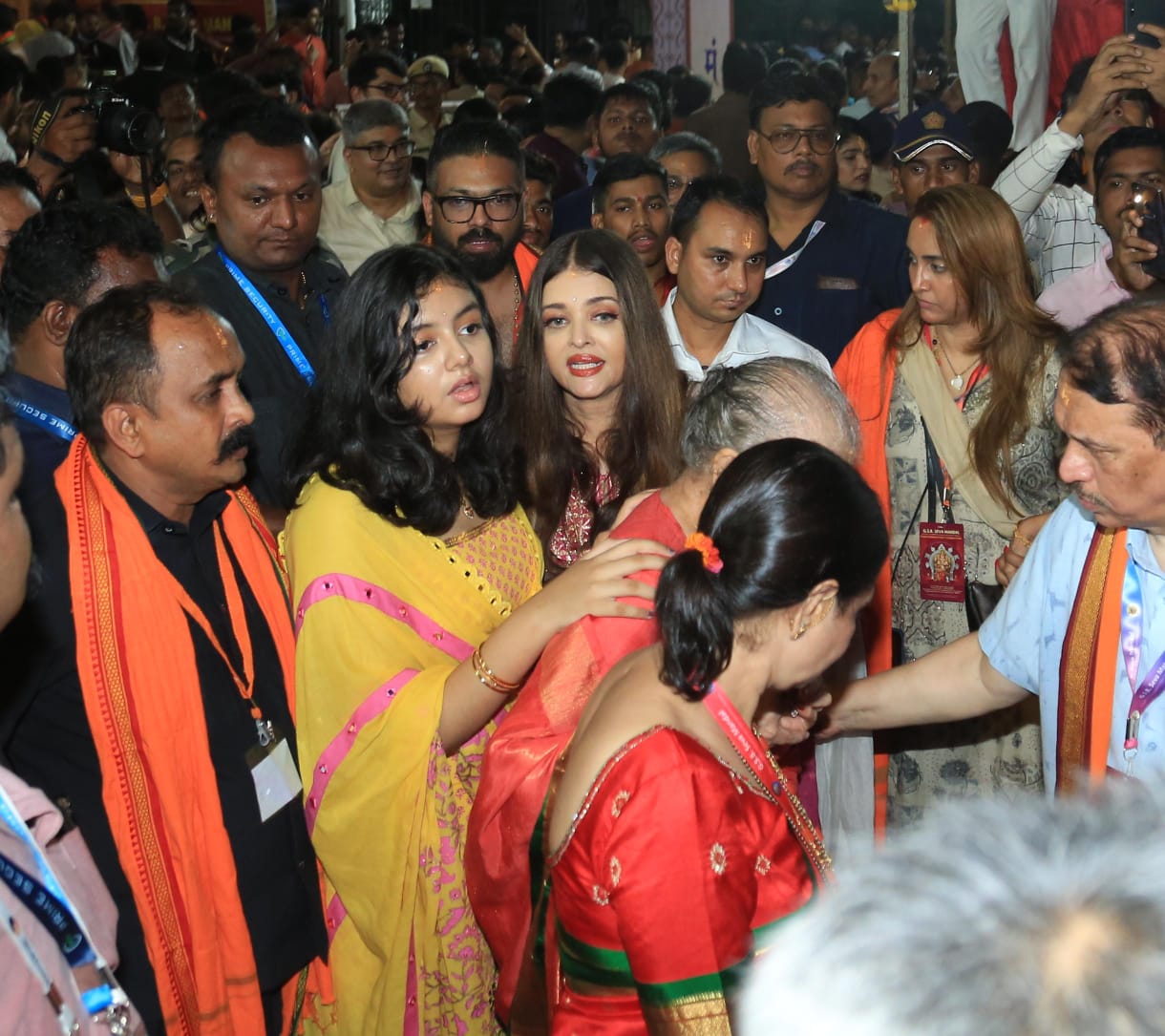 Aishwarya Rai Attends GSB Ganpati Darshan with Mom and Daughter - Filmibeat