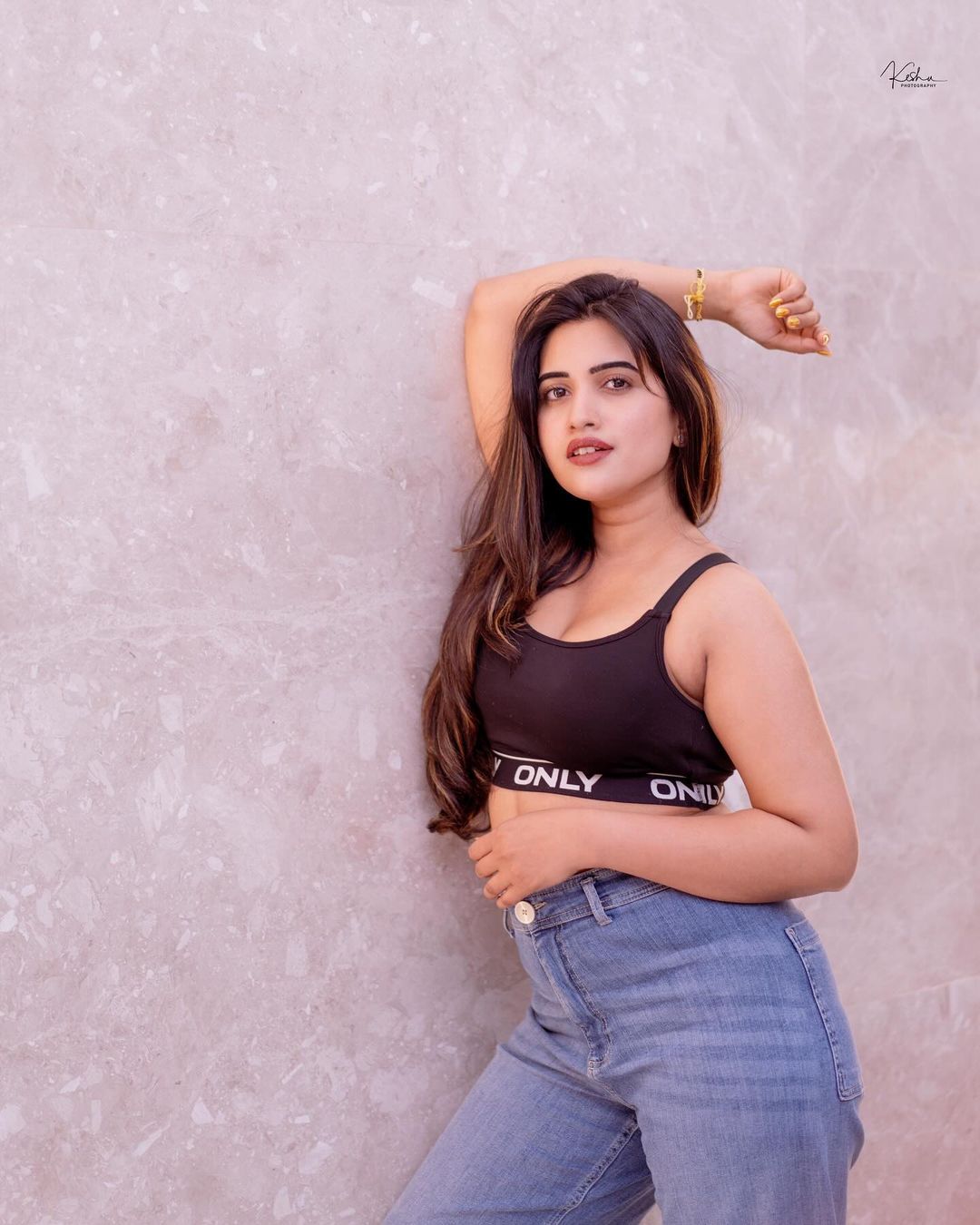 Sravanthi Chokarapu Photos: యాంకర్ స్రవంతి అందాల విందు .. టైట్ ...