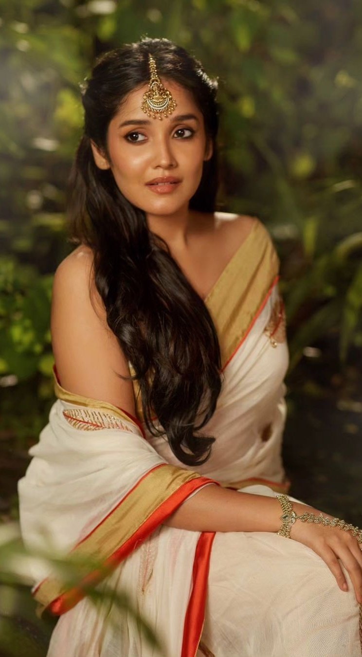 Anikha Surendran’s Onam Special Photoshoot photos and images - Filmibeat