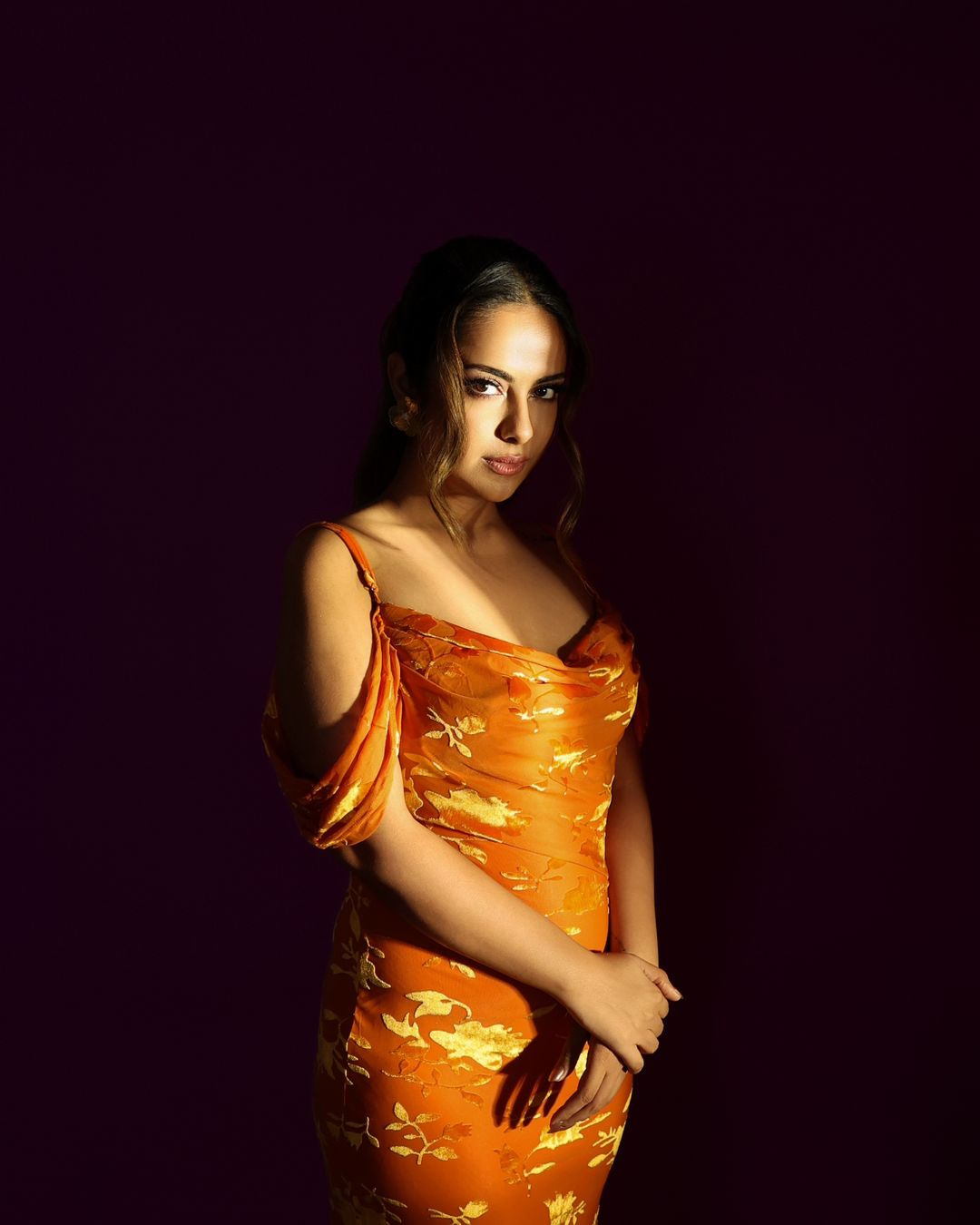 Avika Gor Photos: వీపు చూపిస్తూ అందాల విందిచ్చిన అవికా గోర్.. స్లీవ్ ...