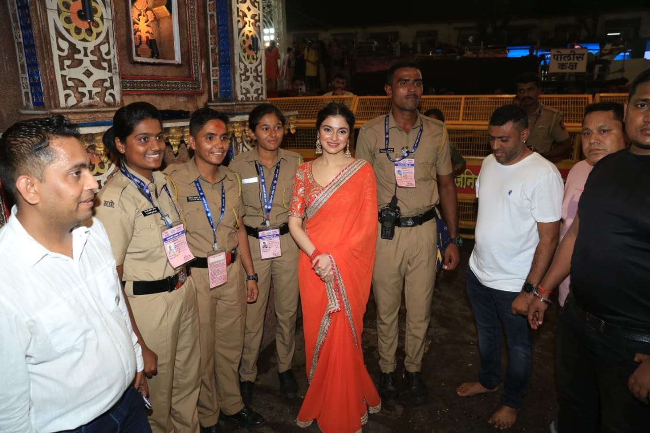 Celebs At Lalbaugcha Raja Photos, Ayushman Khurrana At Lalbaugcha Raja ...