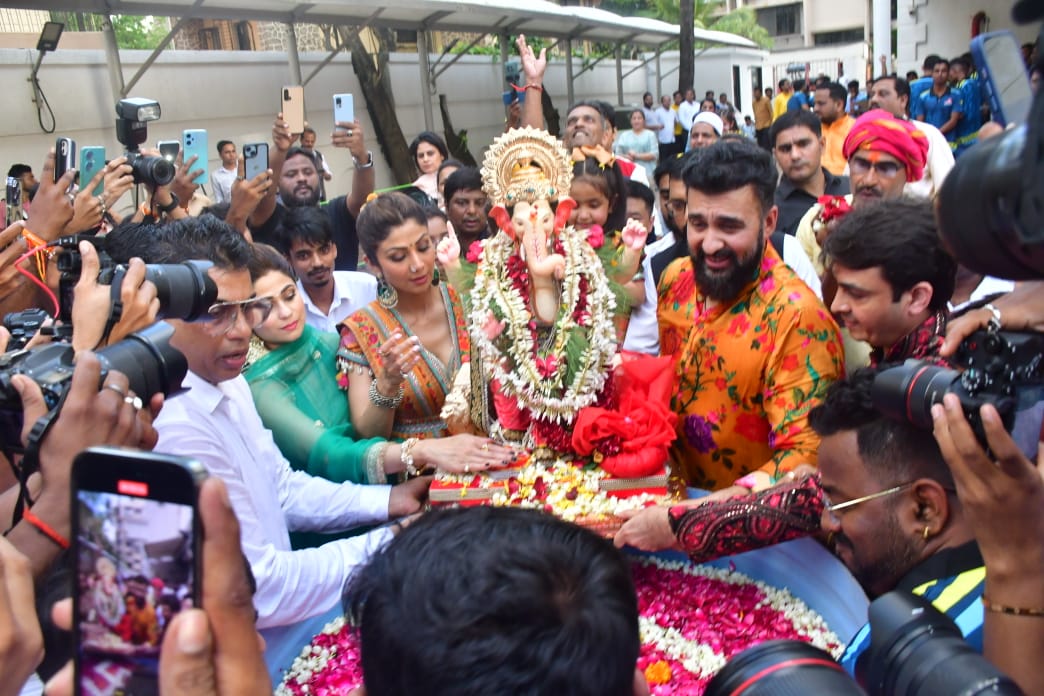 Shilpa Shetty Ganesh Visarjan Photos, Shilpa Shetty Latest Pics, Shilpa ...
