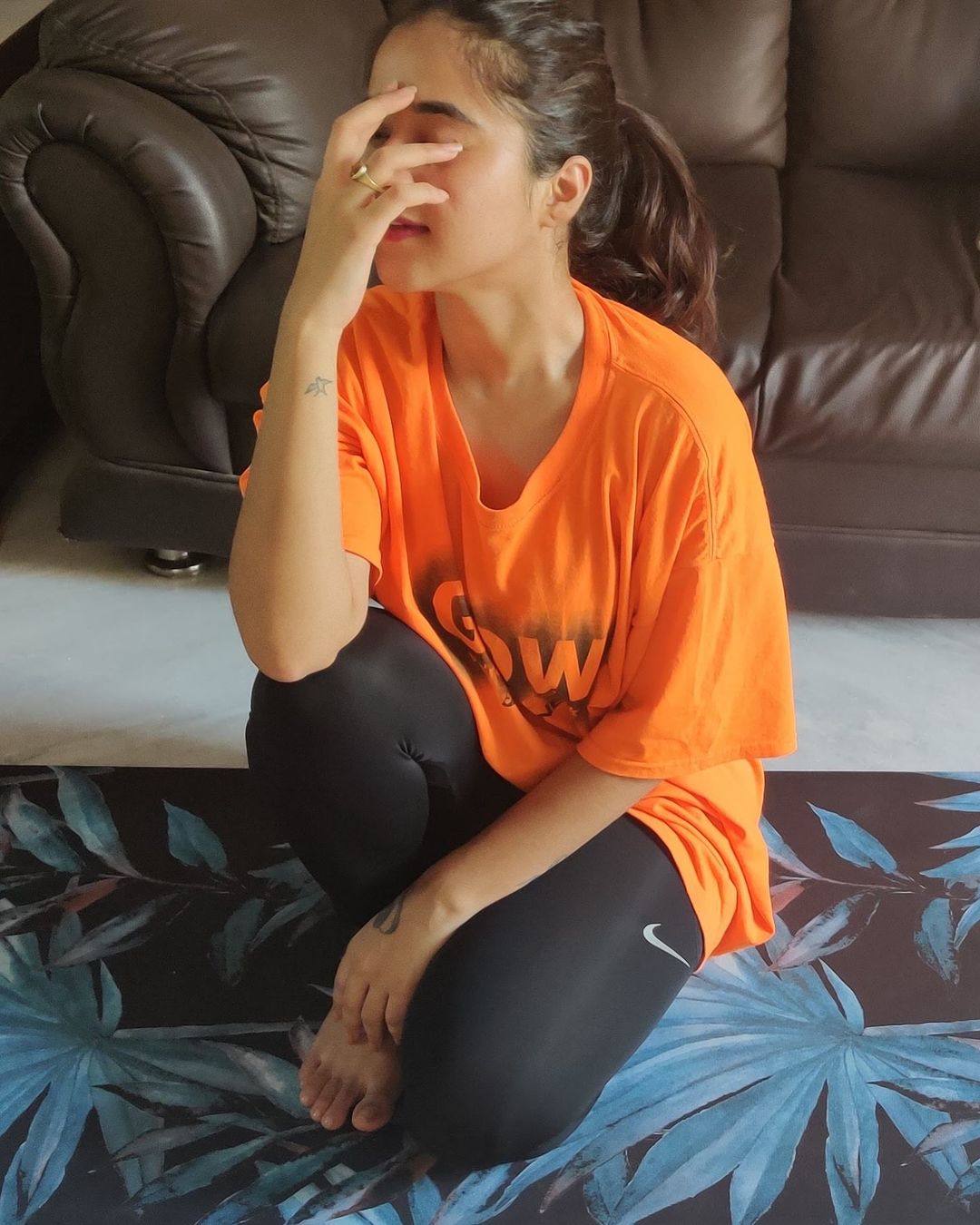 Deepthi Sunaina Photos: ఎర్ర కోకతో దీప్తి సునైన అందాల ఎర.. టెంప్ట్ ...