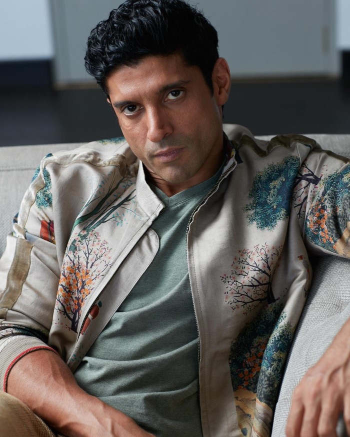 Farhan Akhtar Transforms Into Major Shaitan Singh For "120 Bahadur ...