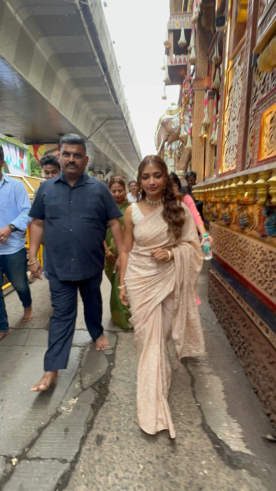 Celebs At Lalbaugcha For Darshan, Jiya Shankar At Lalbaugcha Raja ...