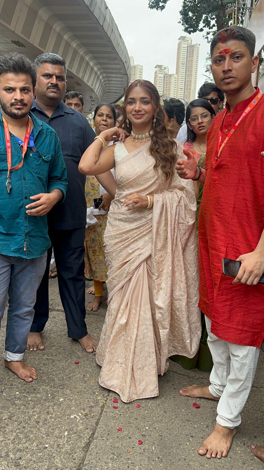 Celebs At Lalbaugcha For Darshan, Jiya Shankar At Lalbaugcha Raja ...