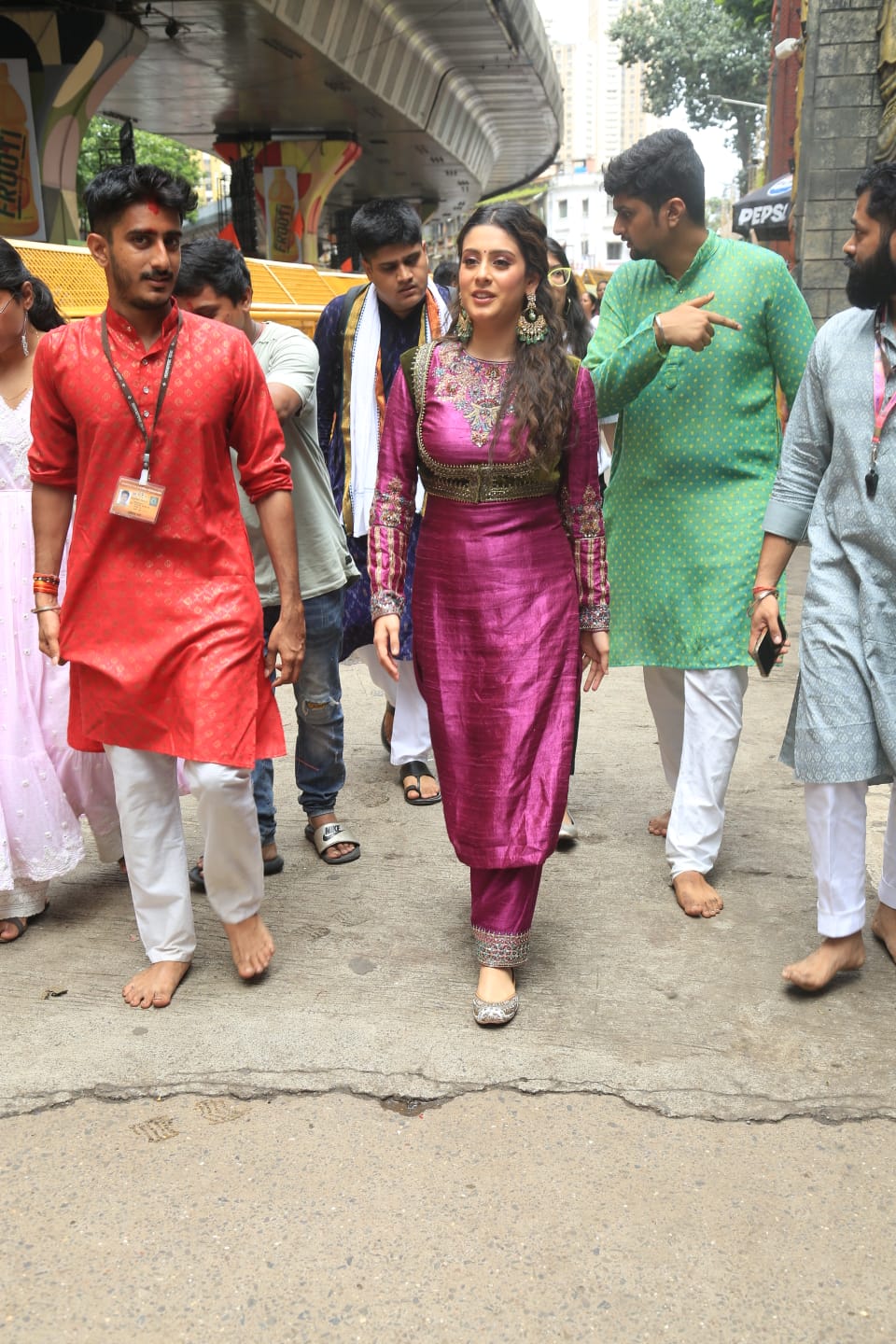 Celebs At Lalbaugcha For Darshan, Jiya Shankar At Lalbaugcha Raja ...