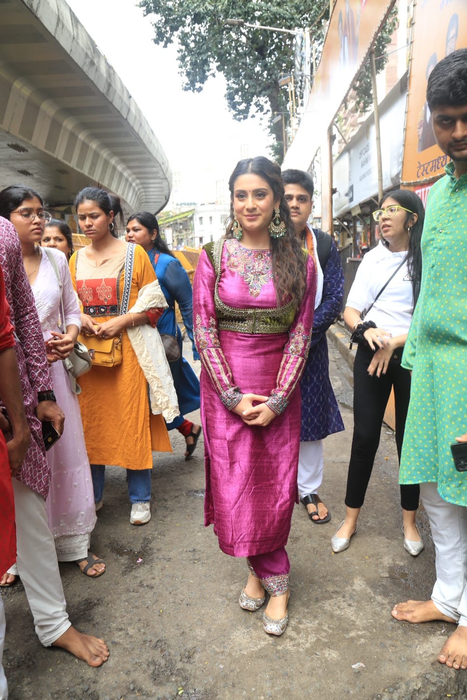 Celebs At Lalbaugcha For Darshan, Jiya Shankar At Lalbaugcha Raja ...