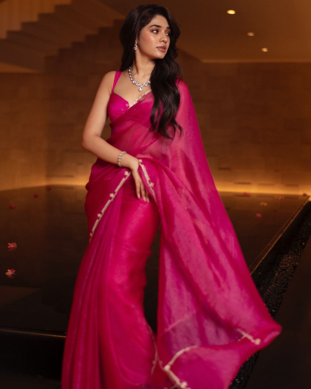 krithi Shetty: இளசுகளின் கனவுக் கன்னி! சேலையில் ஆளைத்தூக்கும் மெழுகு ...