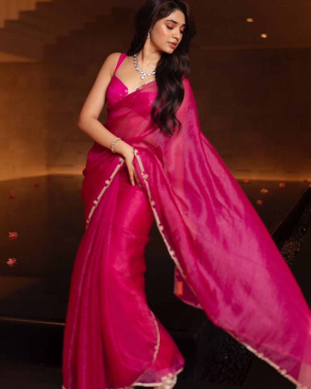 krithi Shetty: இளசுகளின் கனவுக் கன்னி! சேலையில் ஆளைத்தூக்கும் மெழுகு ...