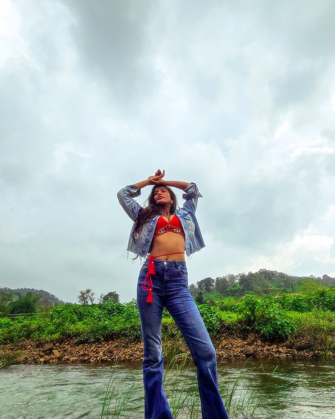 மஞ்சள் சாரிக்கே அப்படின்னா.. இந்த மஞ்சள் டூ பீஸை பார்த்தால் என்னாகுமோ ...