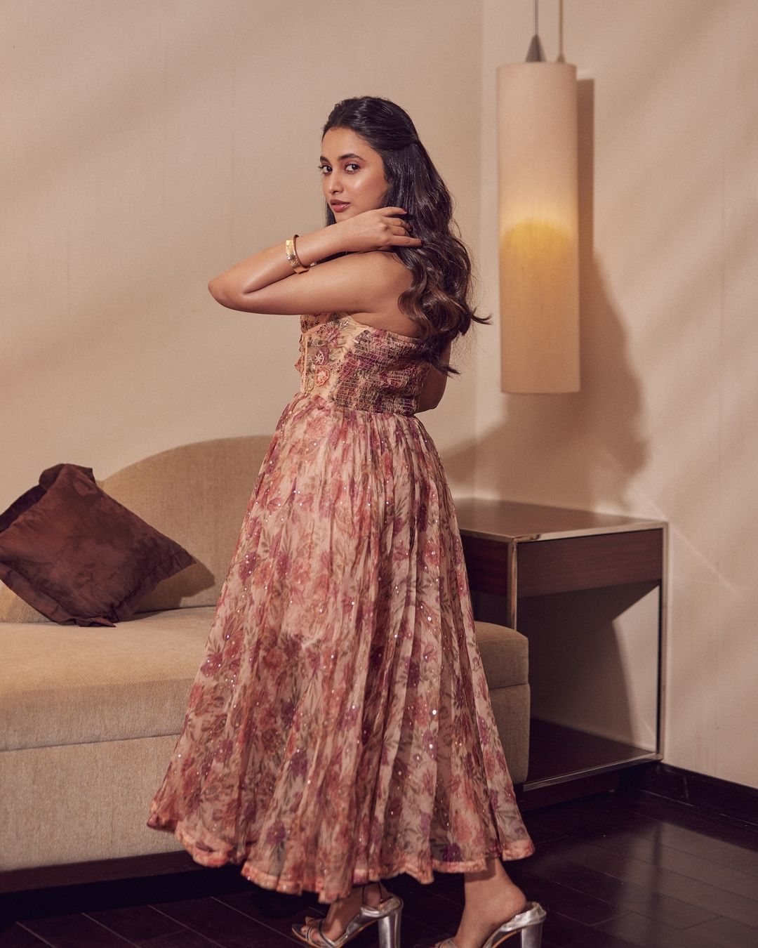 Priyanka Arul Mohan: పెద్ద గౌను వేసిన చిన్న పాప.. కత్తుల్లాంటి లుక్స్‌తో నాని హీరోయిన్ ...