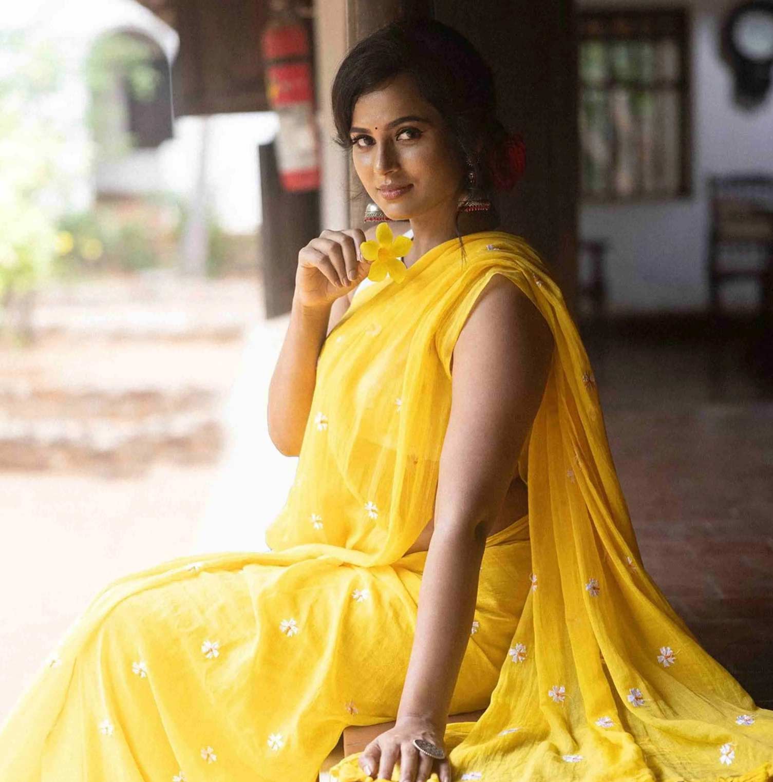 Ramya Pandian Saree Photoshoot, Ramya Pandian In Yellow Saree, Actress In Yellow Saree, Images ...