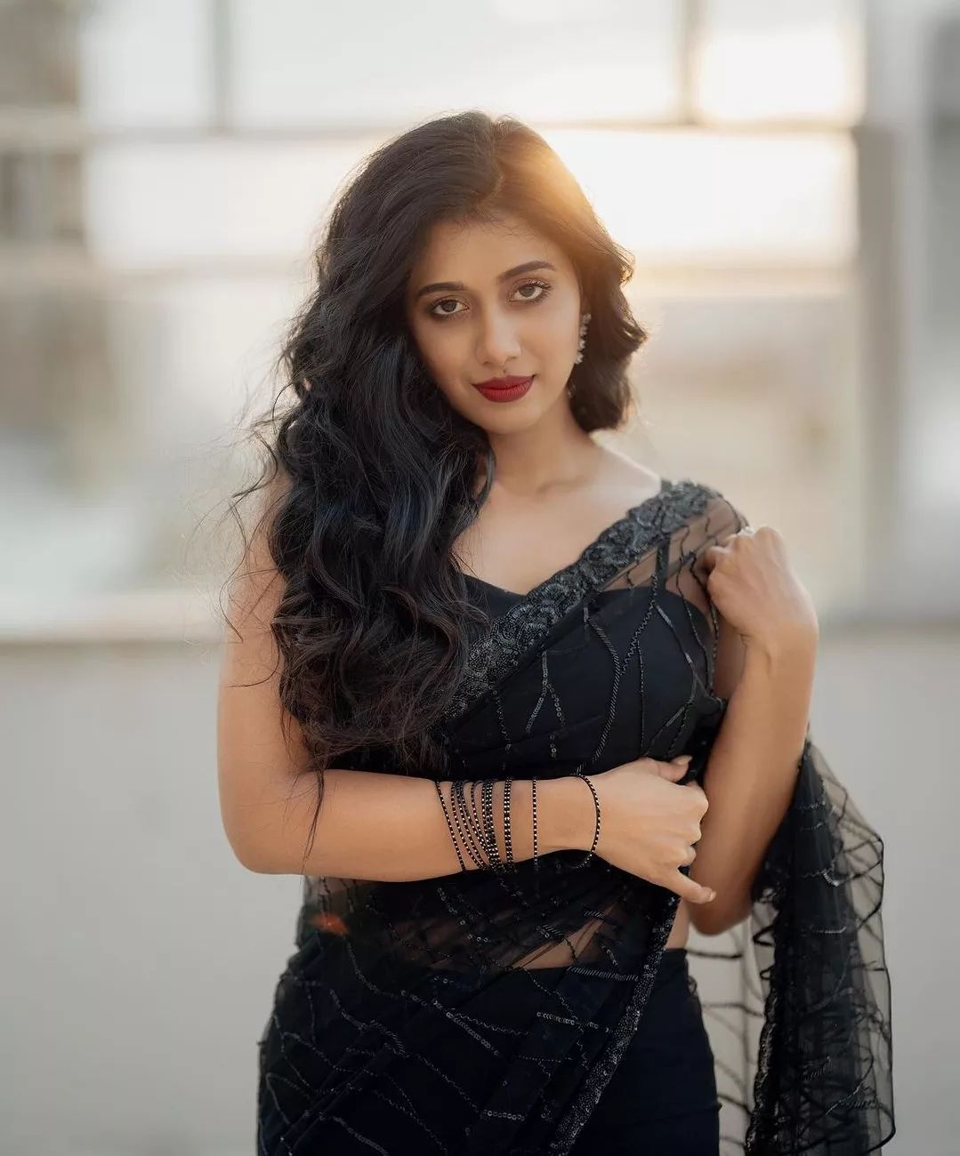 கருப்பு புடவையில் என்ன அழகு..எப்படி வர்ணிக்கிறதுனே தெரியல..ஷில்பா மஞ்சுநாதின் போட்டோஸ்! | Shilpa ...