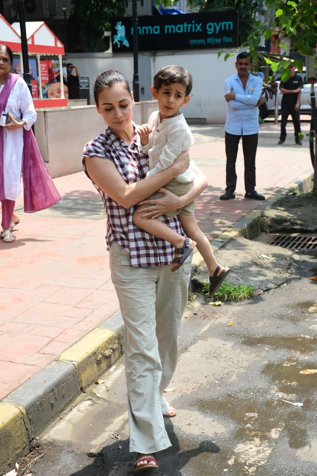 Dia Mirza Spotted In Santacruz, Dia Mirza Latest Photos, Dia Mirza ...
