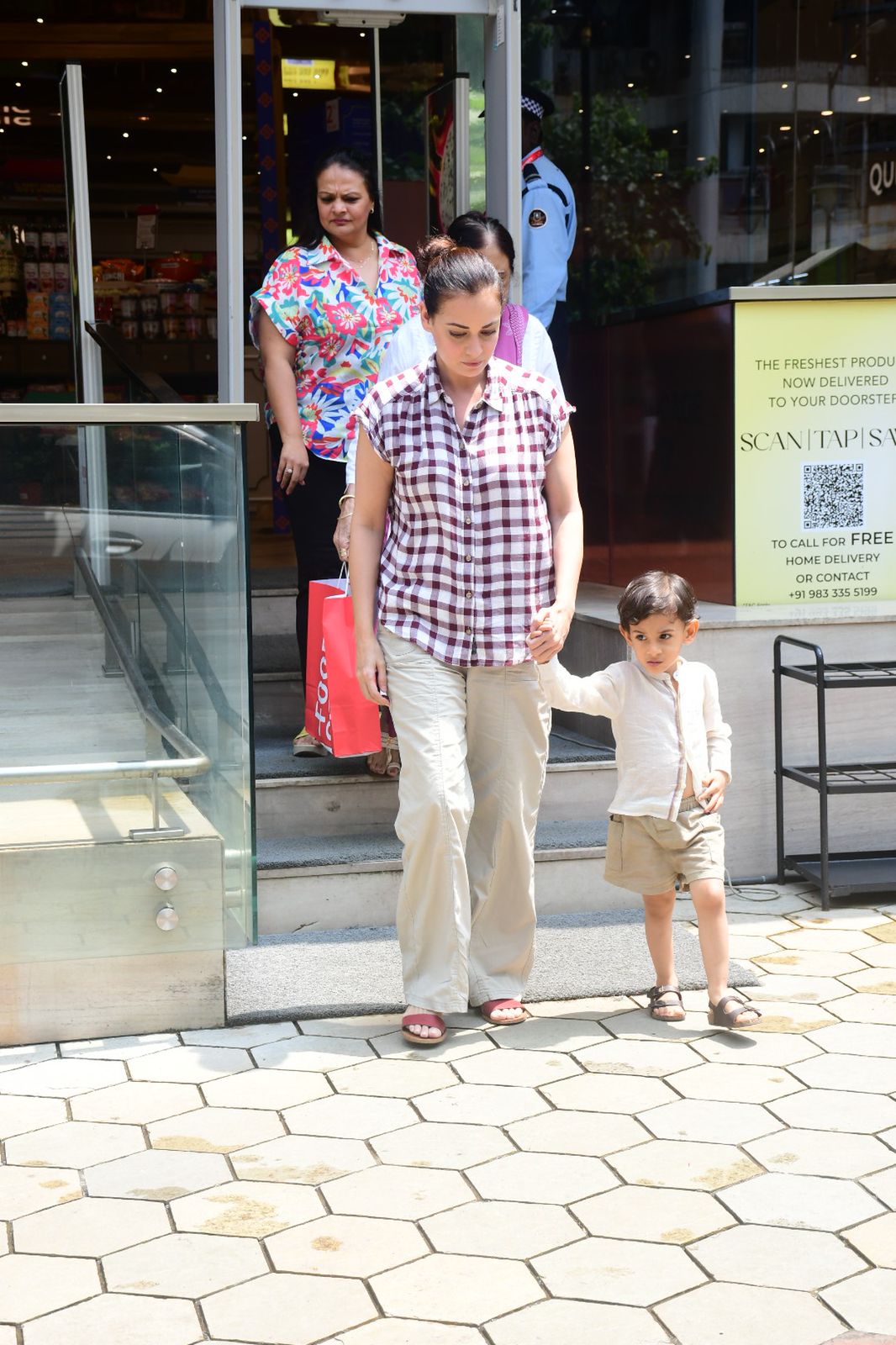 Dia Mirza Spotted In Santacruz, Dia Mirza Latest Photos, Dia Mirza ...