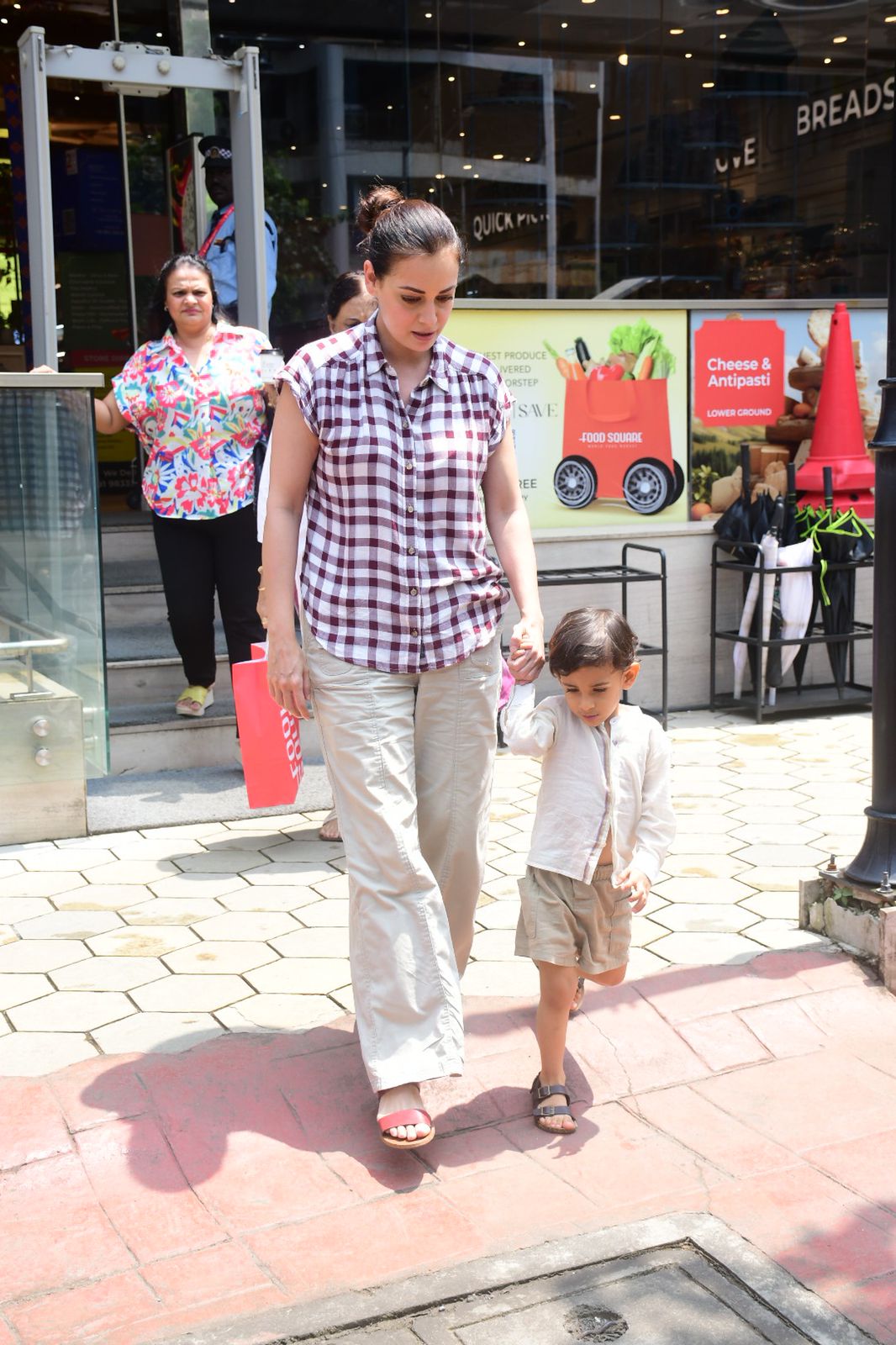 Dia Mirza Spotted In Santacruz, Dia Mirza Latest Photos, Dia Mirza ...