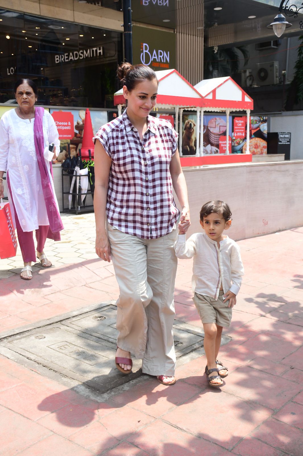 Dia Mirza Spotted In Santacruz, Dia Mirza Latest Photos, Dia Mirza ...