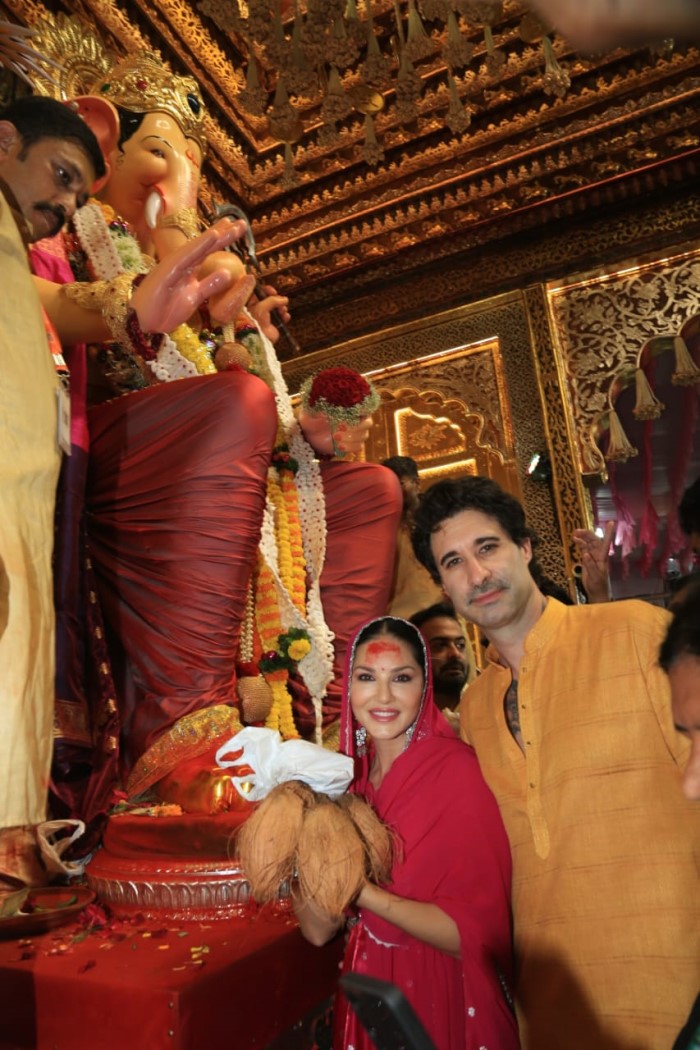 Sunny Leone and Husband Daniel Weber at Lalbaugcha Raja Darshan - Filmibeat