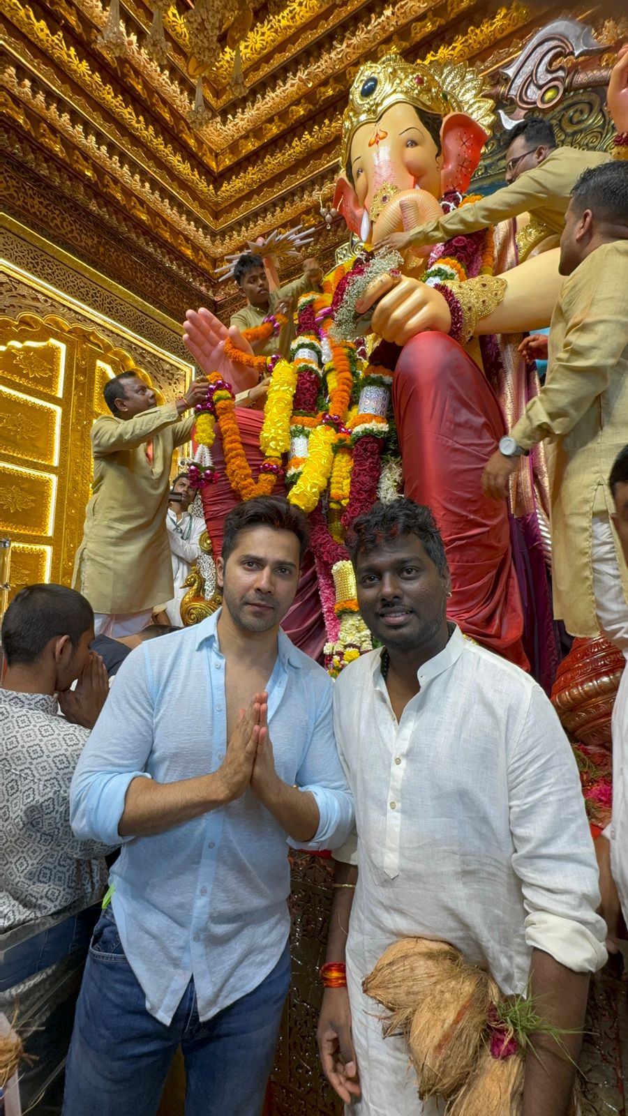 Varun Dhawan At Lalbaugcha Raja Photos, Bollywood Celebs At Lalbaugcha ...