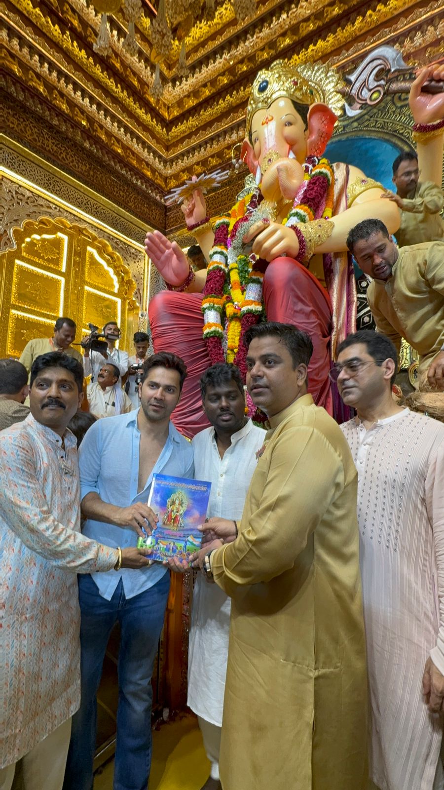 Varun Dhawan At Lalbaugcha Raja Photos, Bollywood Celebs At Lalbaugcha ...