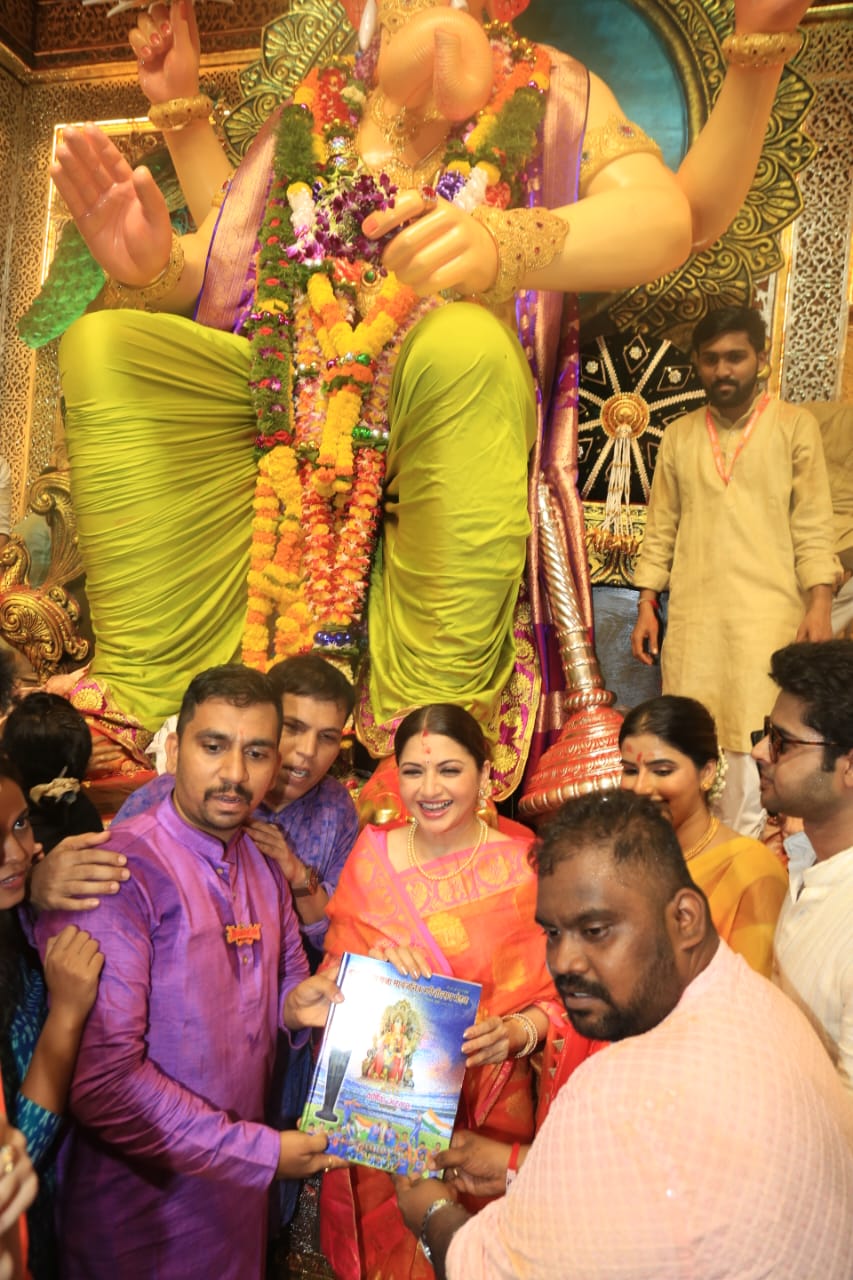 Varun Dhawan At Lalbaugcha Raja Photos, Bollywood Celebs At Lalbaugcha ...