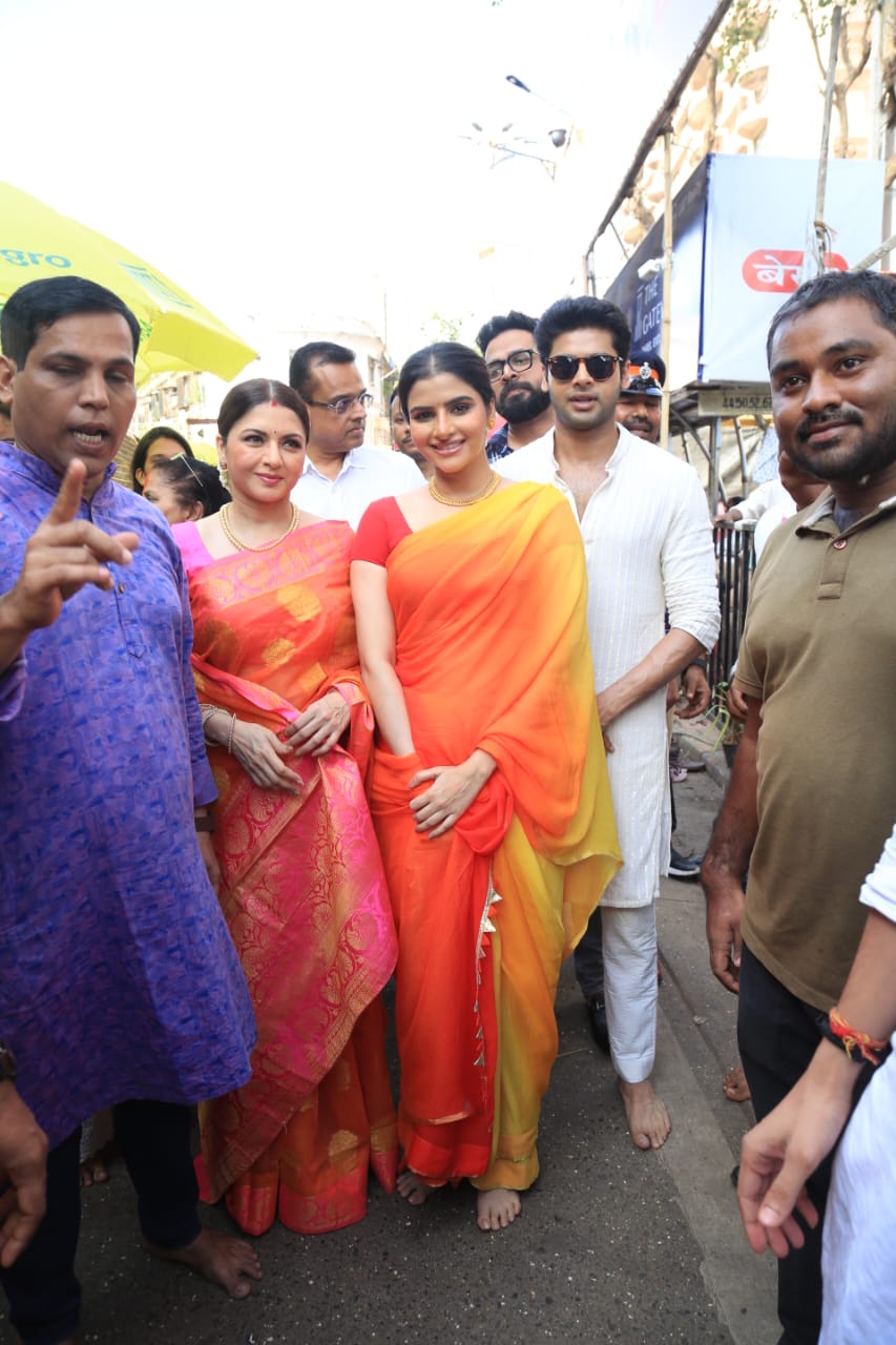 Varun Dhawan At Lalbaugcha Raja Photos, Bollywood Celebs At Lalbaugcha ...