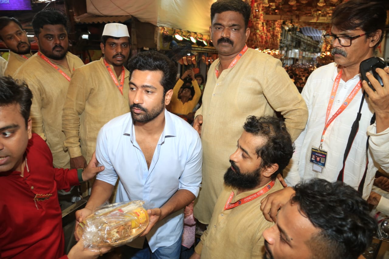 Vicky Kaushal Spotted At Lalbaugcha, Esha Deol Spotted At Lalbaugcha ...