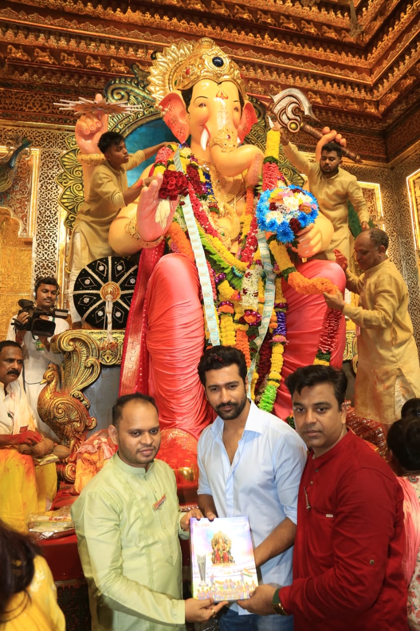 Vicky Kaushal Spotted At Lalbaugcha, Esha Deol Spotted At Lalbaugcha ...