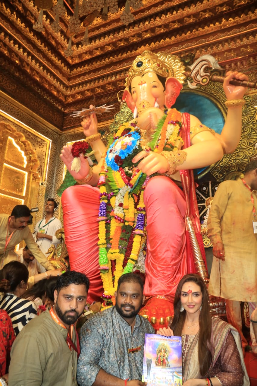 Vicky Kaushal Spotted At Lalbaugcha, Esha Deol Spotted At Lalbaugcha ...