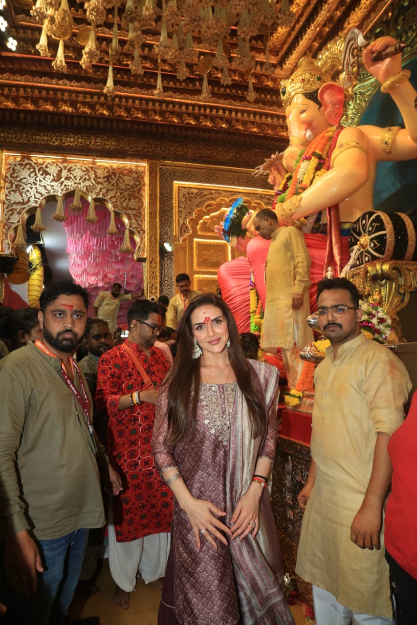 Vicky Kaushal Spotted At Lalbaugcha, Esha Deol Spotted At Lalbaugcha ...
