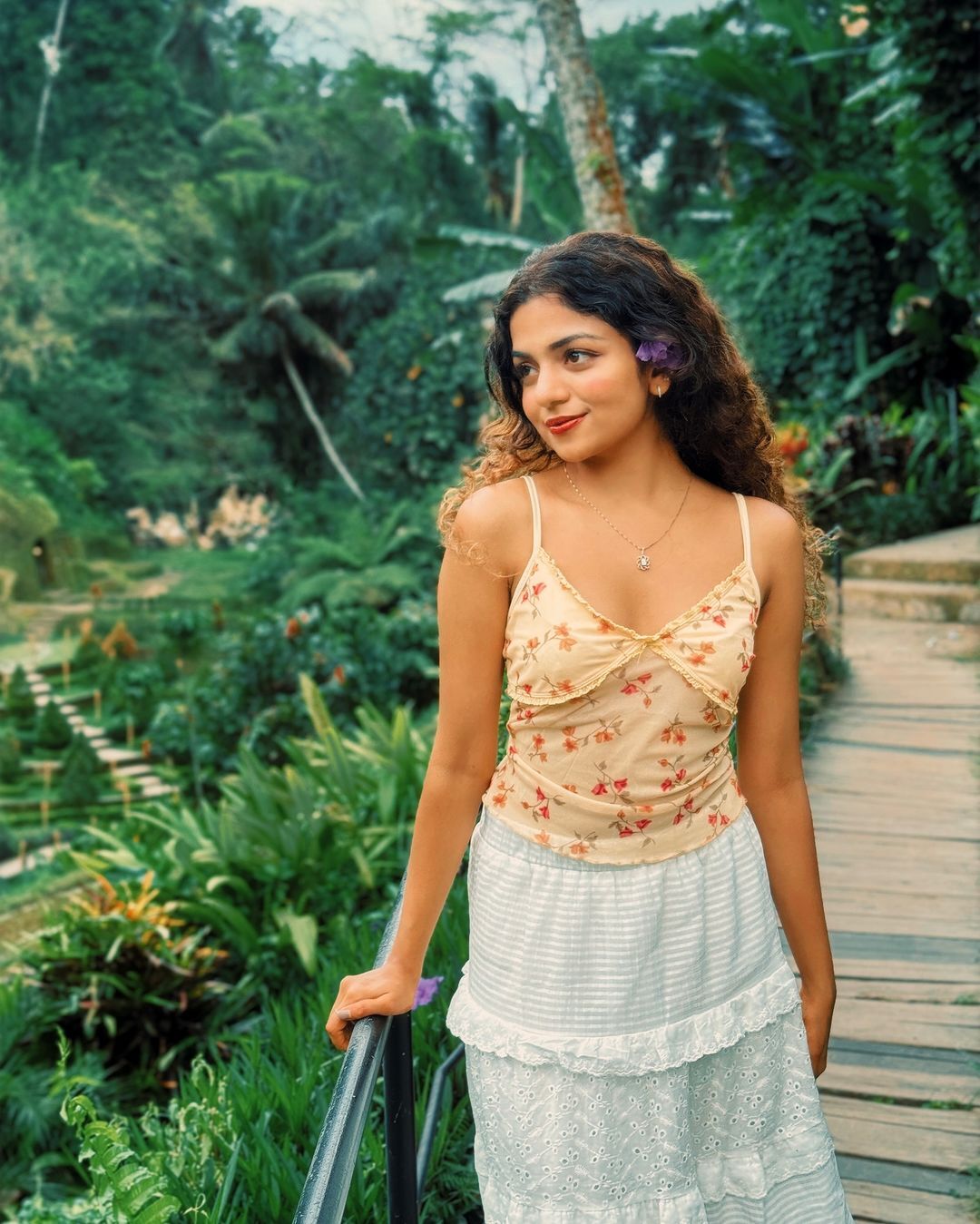 മത്സ്യകന്യകയെ പോലെ സുന്ദരിയായി ഹന്‍സു; സ്വര്‍ഗത്തീന്ന് വിണപ്പോ വേദനിച്ചോ എന്ന് ആരാധകര് ...