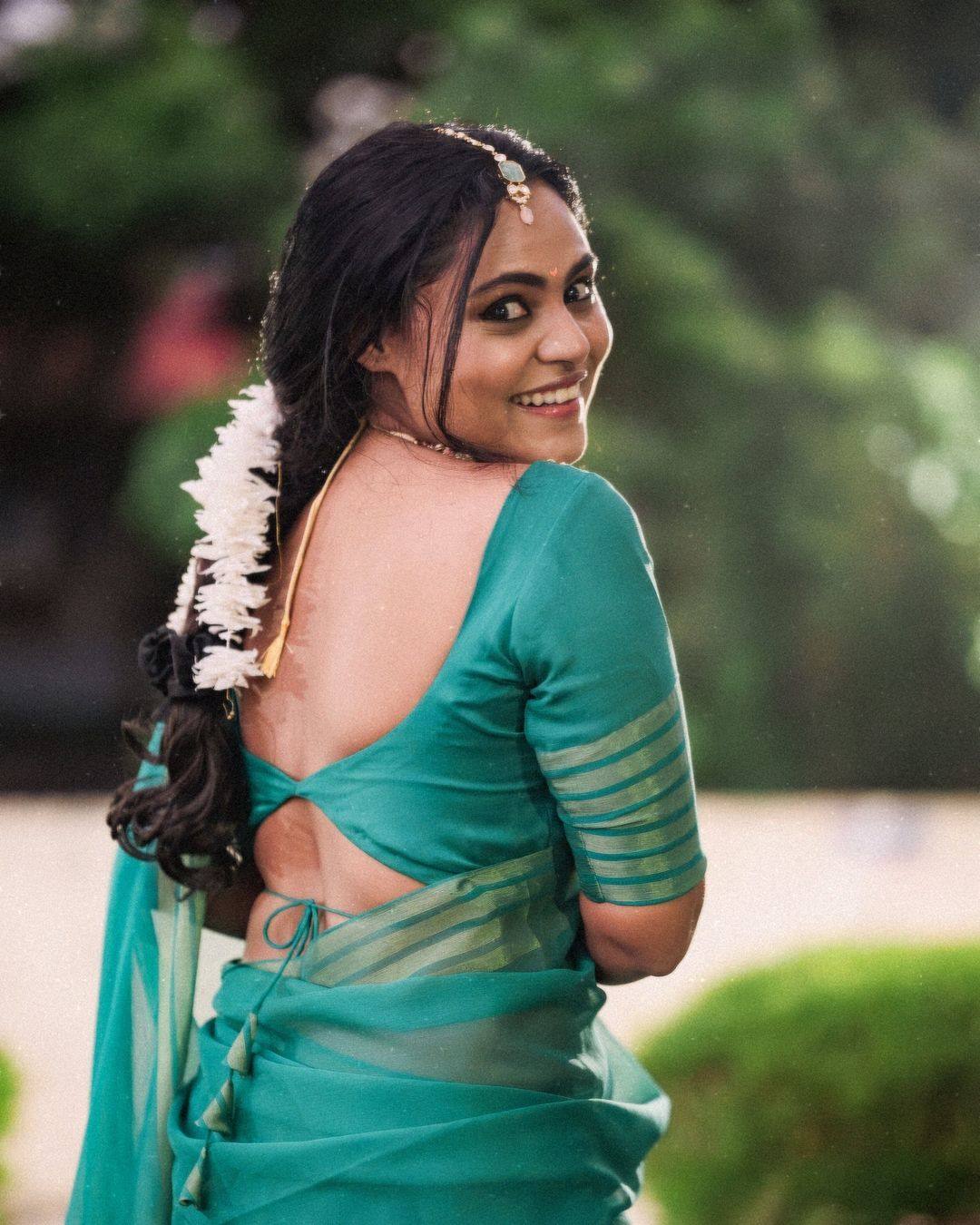 ആരേയും മയക്കും ചിരി...; പച്ചയില്‍ സുന്ദരിയായി വിന്‍സി, ചിത്രങ്ങള് ...