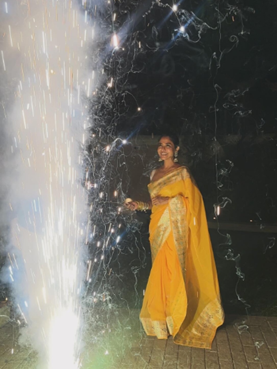 പൂര്‍ണിമയ്ക്കും ഇന്ദ്രജിത്തിനും ഇത് കുറച്ച് സ്‌പെഷ്യലാണ്! മല്ലിക ...
